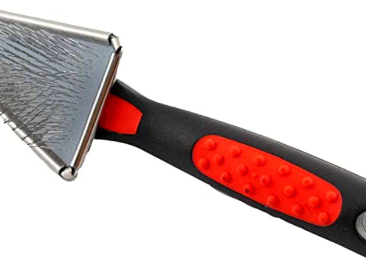 Fine bristle triangular brush | The Ultimate Macrame Essentials List